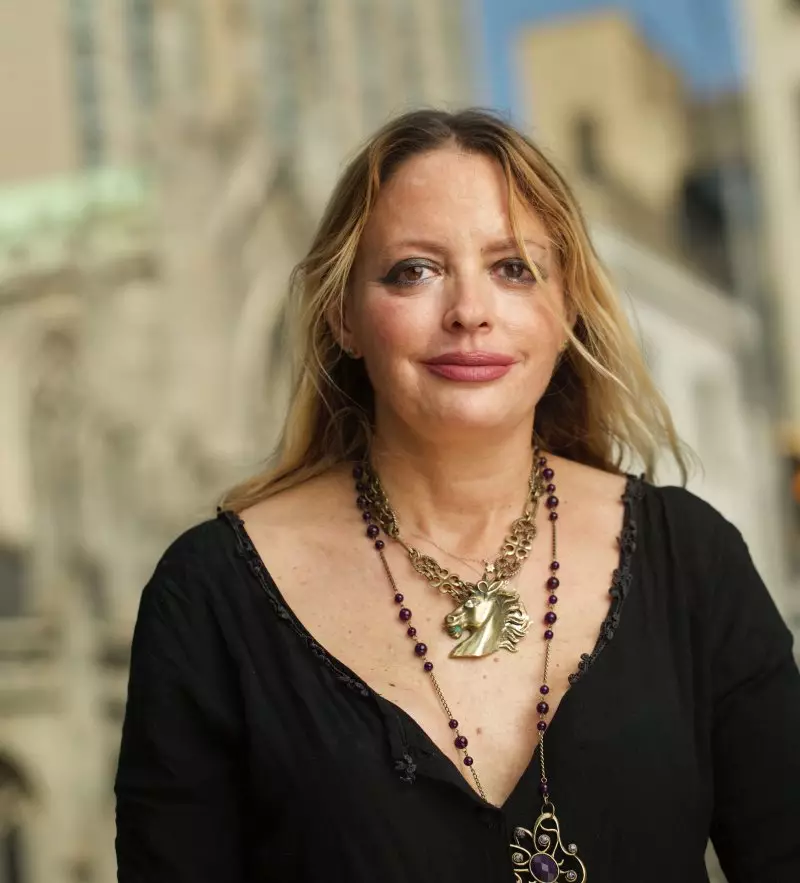 מחבר Elizabeth Wurtzel סמיילינג