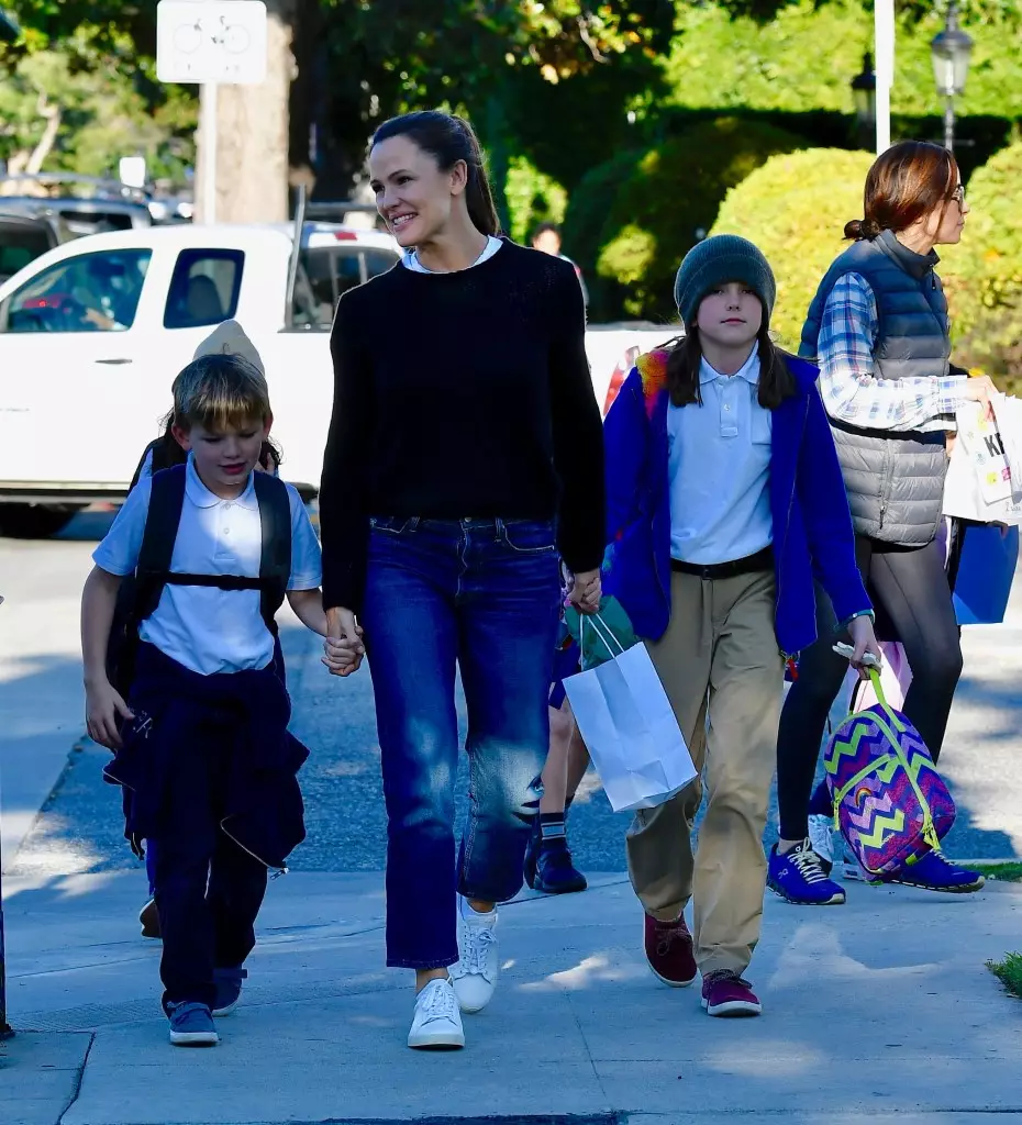 Jennifer Garner tratando seus filhos para manicure.