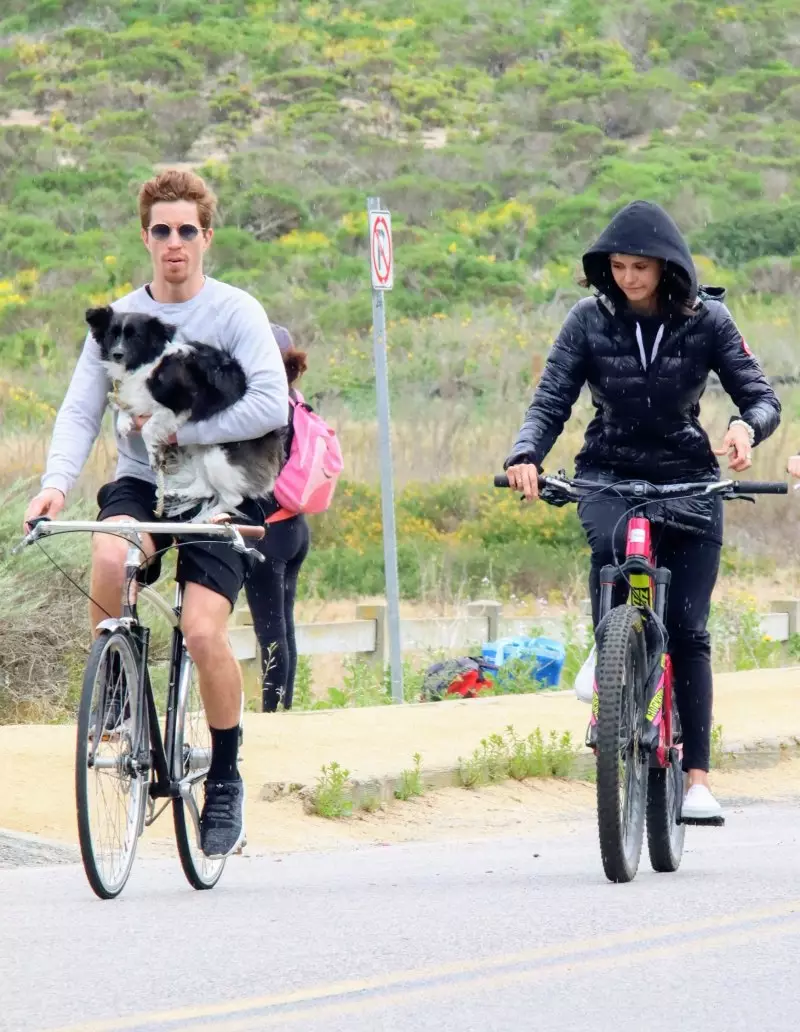 شان وائٹ اور نینا ڈوبریو اپنے کتے ماورک کے ساتھ موٹر سائیکل پر سوار ہیں۔