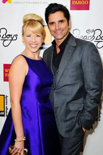 Jodie Sweetin poartă o rochie mov cu John Stamos