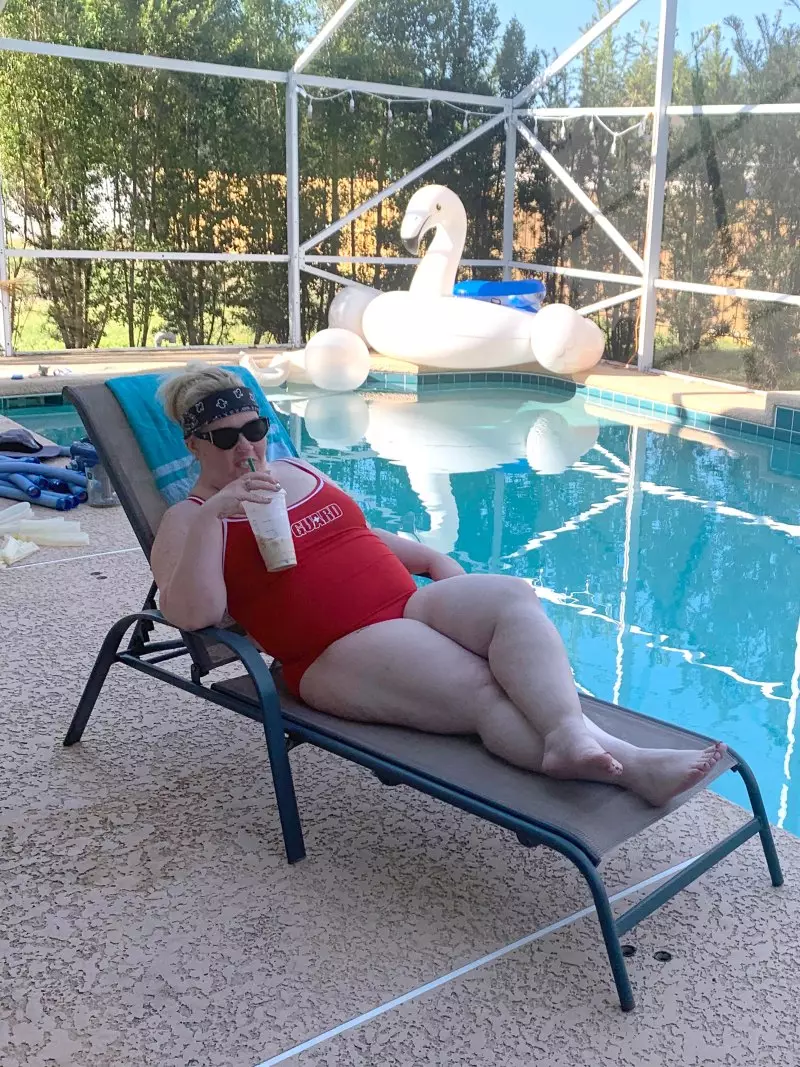 Mama June ved poolen