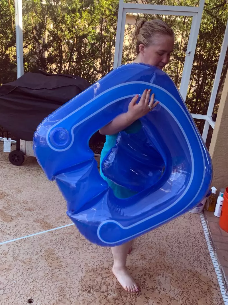 Mama June ved poolen