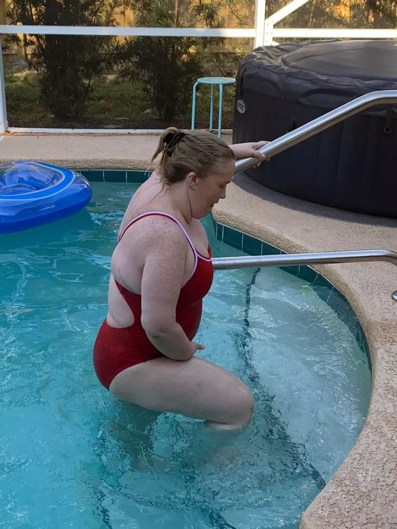 Mama June ved poolen