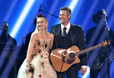 gwen-stefani-blake-shelton-performing