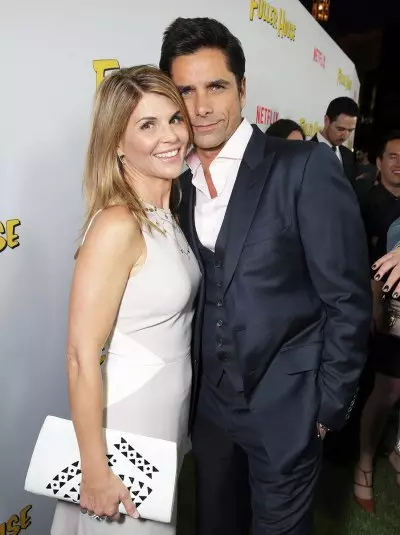 John Stamos akakatyamadza Lori Loughlin achipomerwa kupinda muKoreji Admissions Scandal