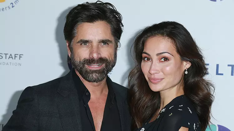 Tá Fiancée John Stamos, Caitlin McHugh, ag iompar clainne