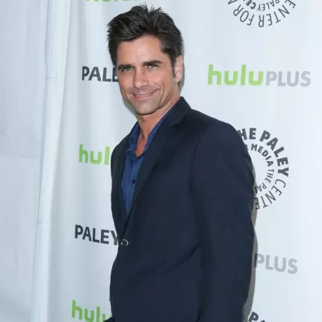 John Stamos, nan 50: 'Mwen pa vle vin yon bakaloreya ankò!' - In Touch Weekly