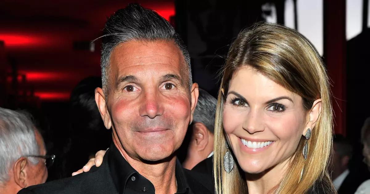 Bhain Lori Loughlin agus Mossimo Giannulli sult as dhá scór bliain de sonas pósta roimh scannal iontrála don choláiste