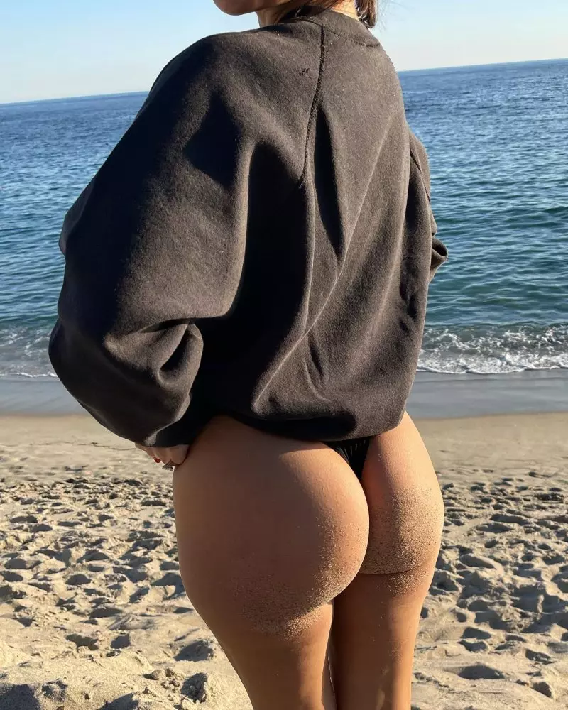 UKourtney Kardashian Bare Butt