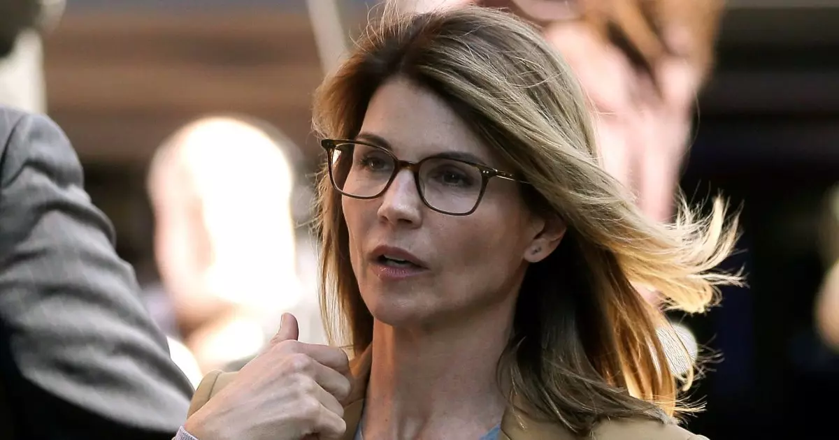 Lori Loughlin Raportas al Malliberejo por servi Kolegian Akcepto-Frazon