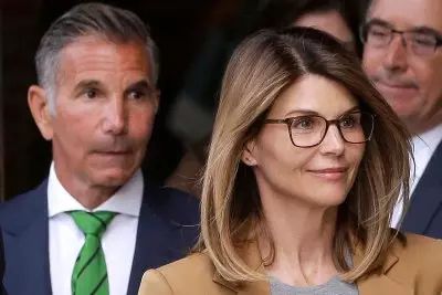 Lori Loughlin Lapor menyang Pakunjaran Sawise Skandal Diakoni College Dheweke lan Mossimo Giannulli Dihukum