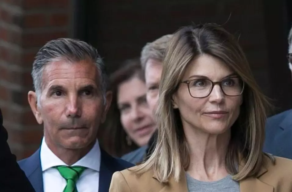 Phléadáil Lori Loughlin agus a Fear céile Mossimo Giannulli Ciontach go hoifigiúil i Scannal Iontrála an Choláiste