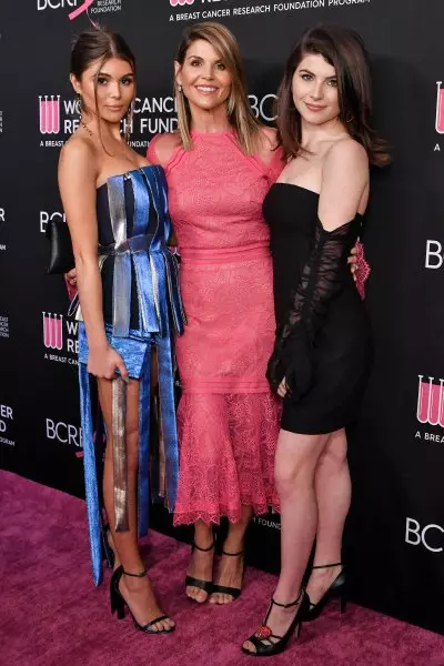 Lori Loughlin vestindo un vestido rosa coas fillas Bella e Olivia na alfombra vermella