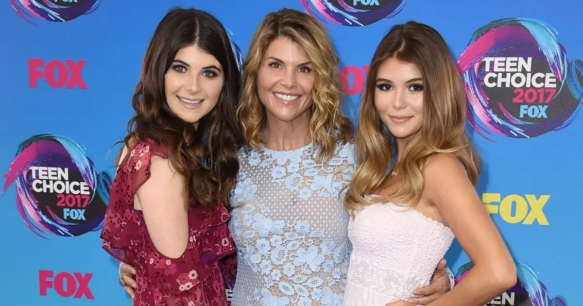 As fillas de Lori Loughlin están "mortificadas" polas fotos de remo