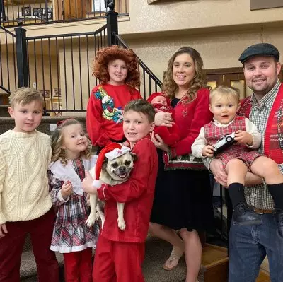 Anna Duggar, Kocası Josh ve Çocukları ile Duggar Noel Partisinde