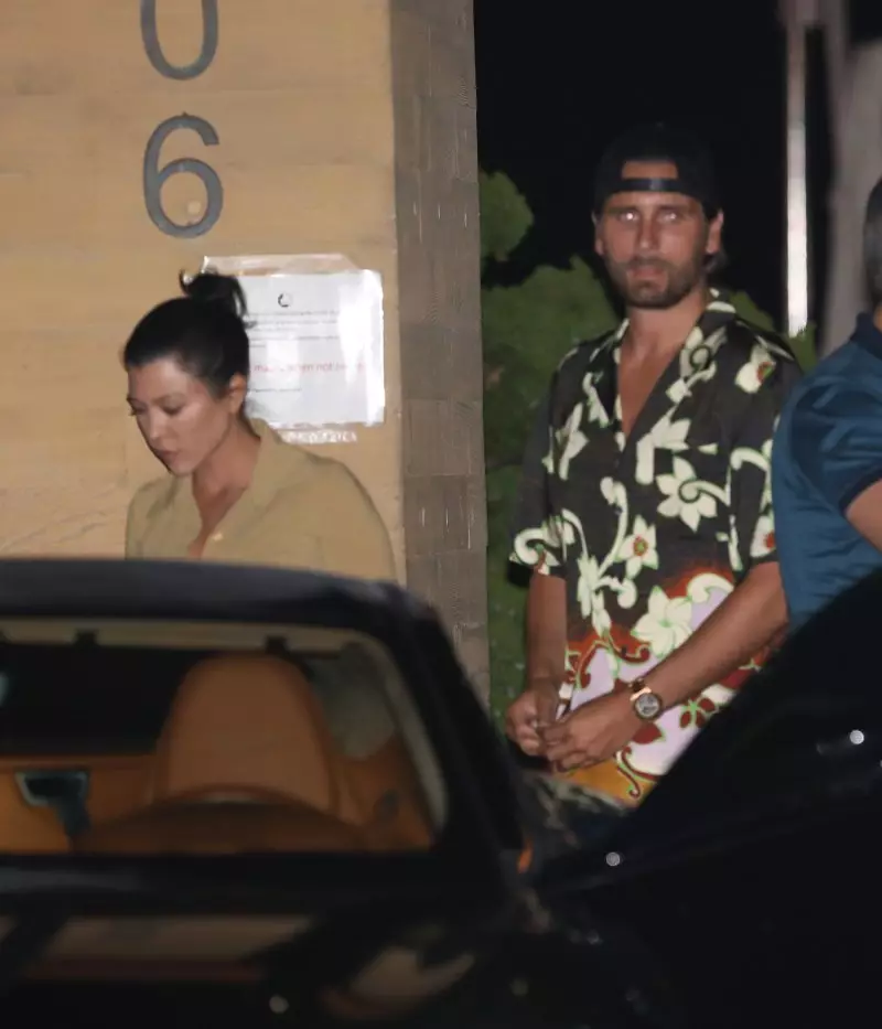 Kourtney Kardashian과 Scott Disick은 Nobu Malibu에서 낭만적인 저녁 식사 데이트를 합니다.