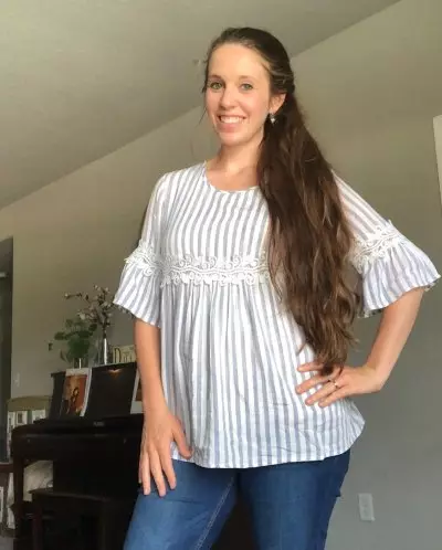 Jill Duggar en Jens y camisa a rayas azules y blancas