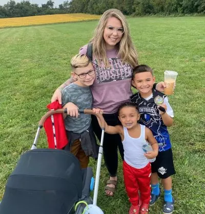 Kailyn Lowry ndan Fotot e Binjakëzimit Sons Lux Creed