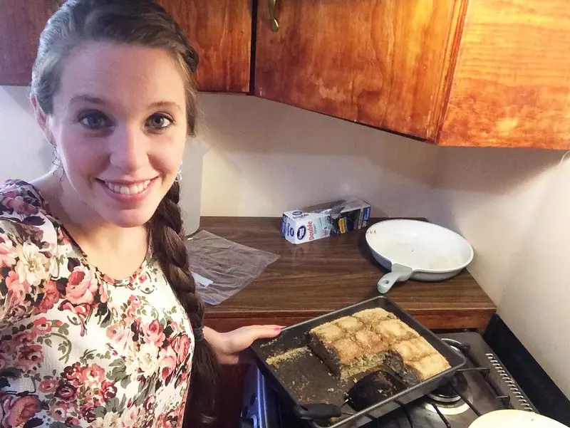 Jill Duggar Selfie sorridente in cucina con un lotto di brownies in padella