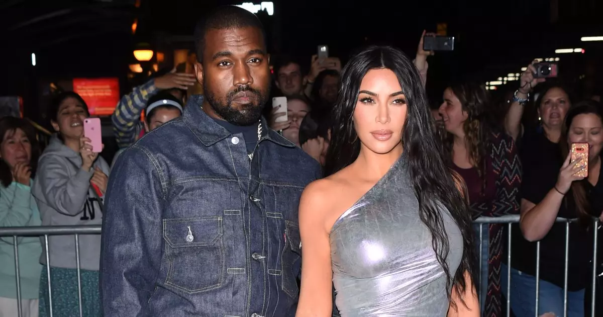 Kanye Westas per „Donda 2“ renginį vaidina Kim Kardashian filmą „SNL“