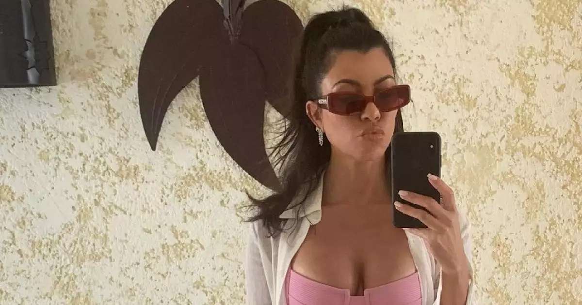 Kourtney Kardashian se odzove na špekulacije o nosečnosti na fotografiji bikinija