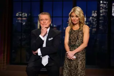 Regis Philbin con Kelly Ripa in un vestito dorato