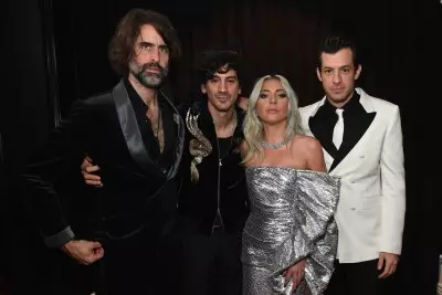 Lady Gaga mark ronson stelo naskiĝas 61-a Jara Premio GRAMMY - Ruĝa Tapiŝo