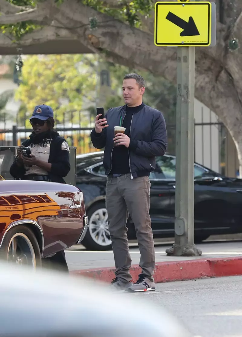 De Ben Affleck drénkt ongewéinlech Kaffi wärend hien e Parking Ticket kritt