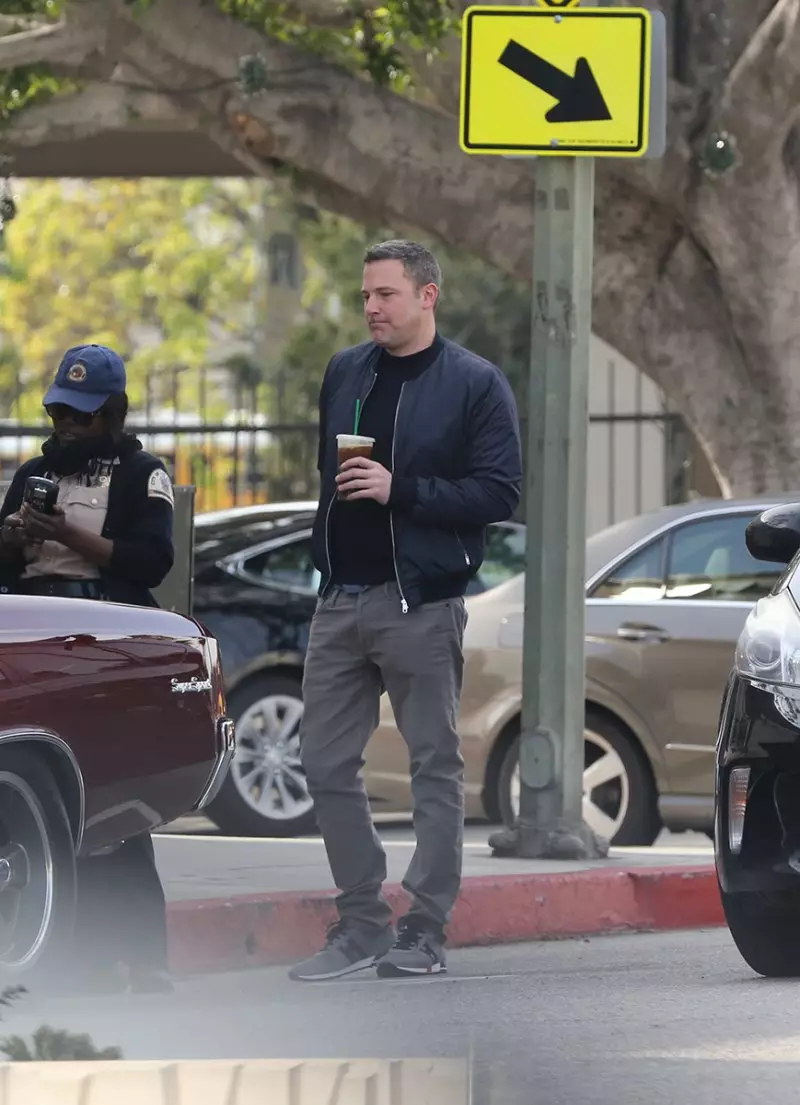 Si Ben Affleck ay Awkwardly Uminom ng Kape Habang Kumuha ng Parking Ticket