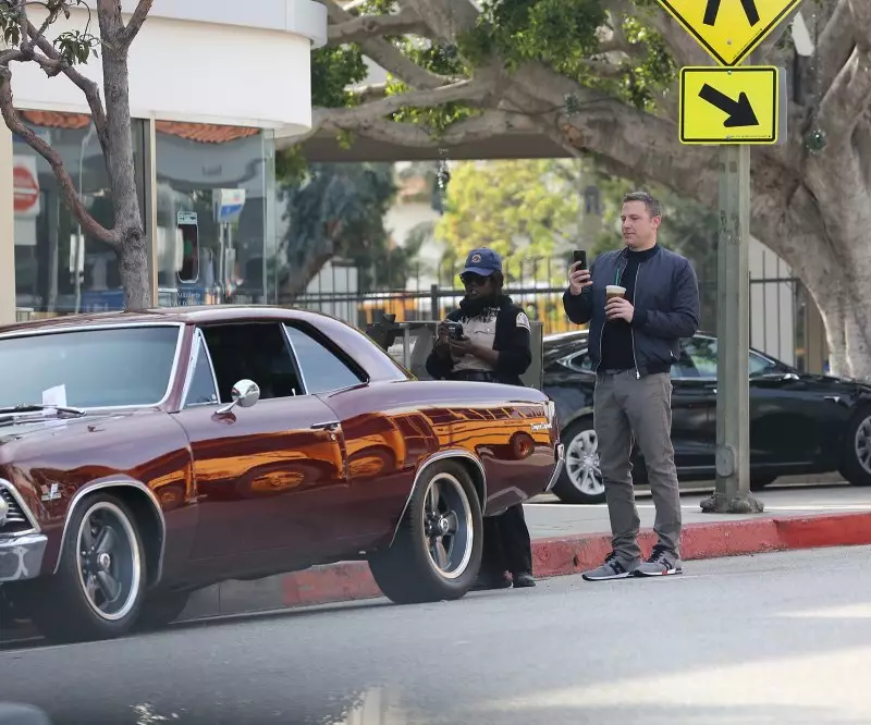 Si Ben Affleck ay Awkwardly Uminom ng Kape Habang Kumuha ng Parking Ticket