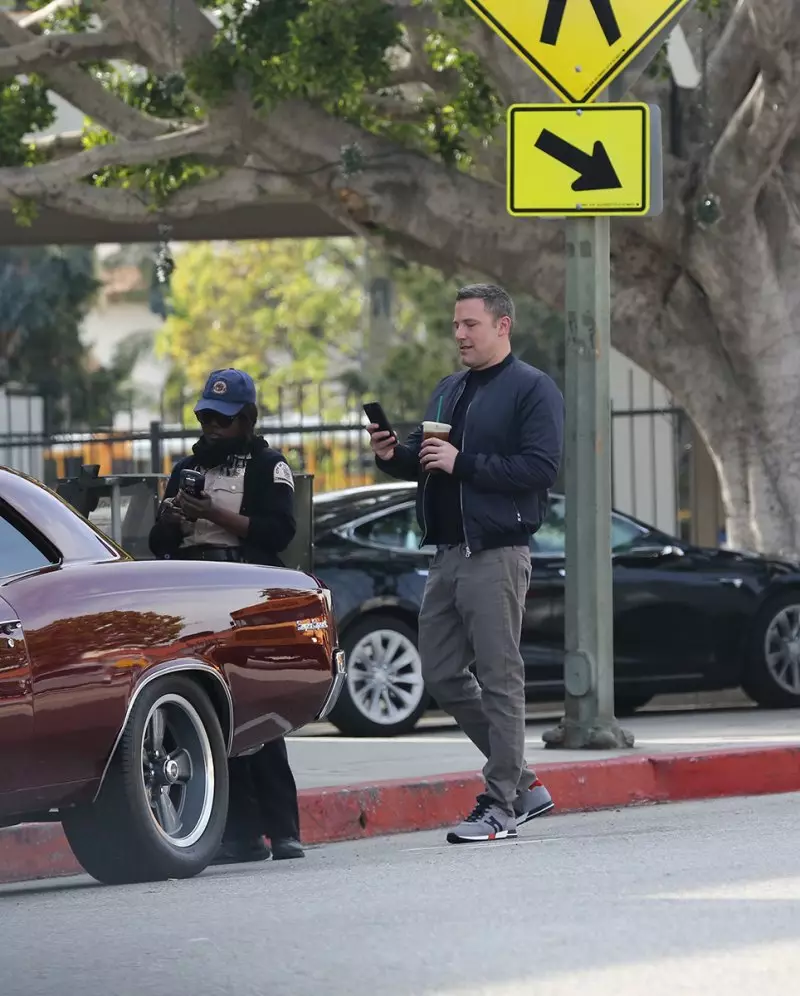 Si Ben Affleck ay Awkwardly Uminom ng Kape Habang Kumuha ng Parking Ticket