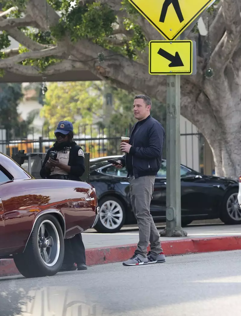 De Ben Affleck drénkt ongewéinlech Kaffi wärend hien e Parking Ticket kritt