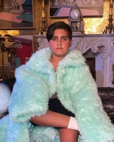 Mason Disick komolyan ül türkiz kabátba csomagolva