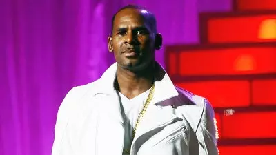 R Kelly Emosioneel ontken beskuldigings Plofbare onderhoud