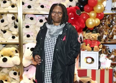 Whoopi Goldberg di bûyerekê de şal û çakêtê li xwe kiriye