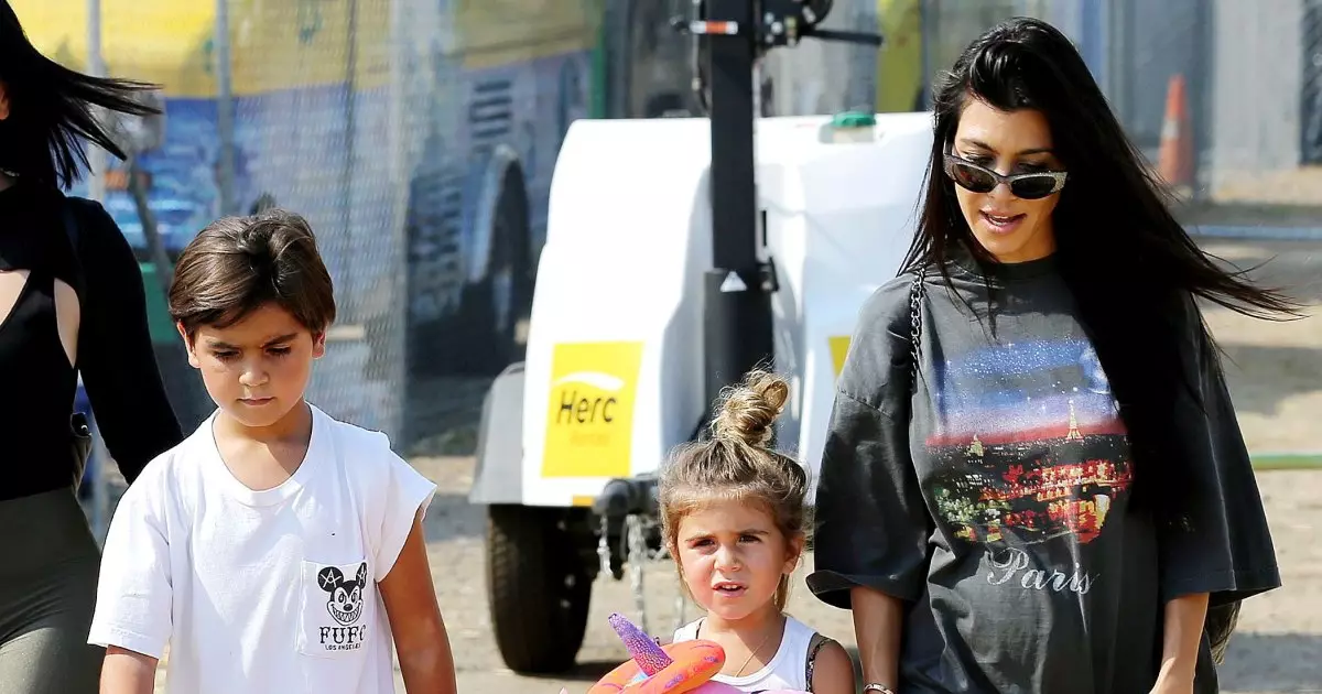 Mae Kourtney Kardashian yn Bondio Gyda Mason Ar ôl Dileu Ei Gyfrif Instagram