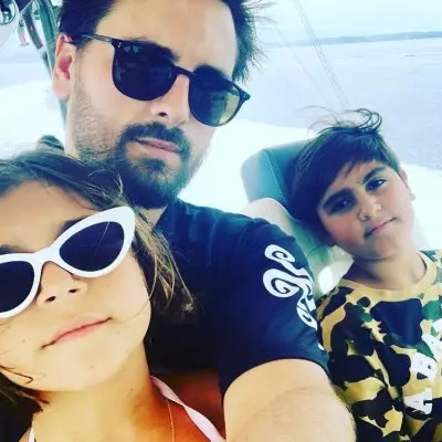 Scott Disick Yana Sanye da Gilashin Rana Tare da Penelope da Mason