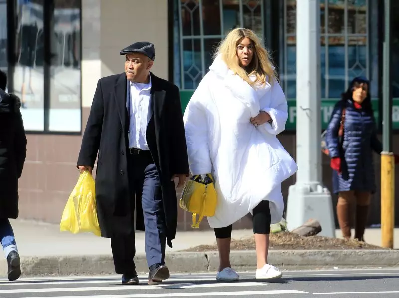 Wendy Williams fait ses courses avec un manteau en duvet géant à New York