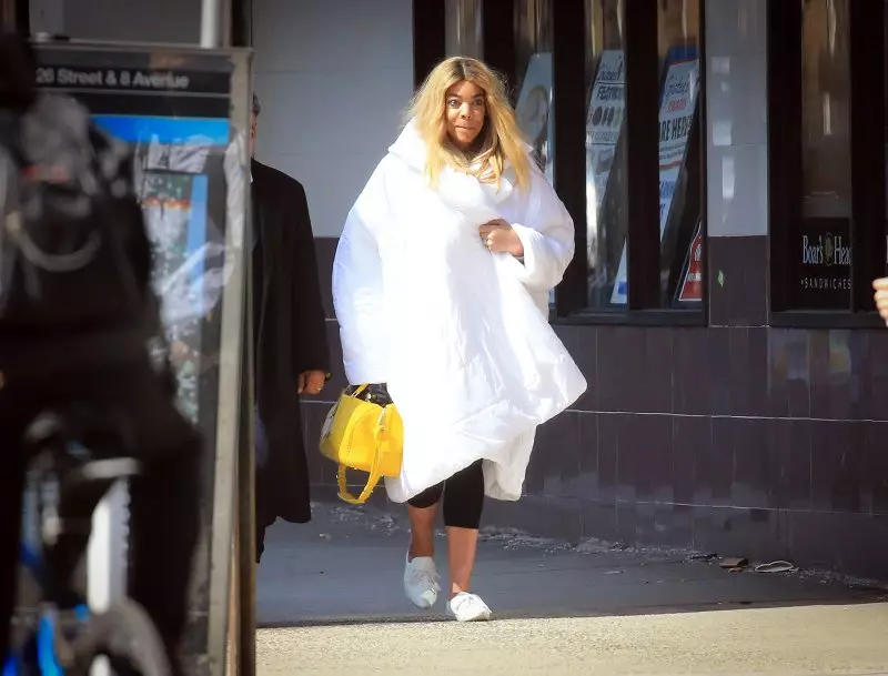 Wendy Williams ide nakupovať potraviny v obrovskom páperovom kabáte v New Yorku
