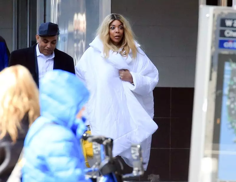 Wendy Williams va a fare la spesa indossando un gigantesco piumino a New York