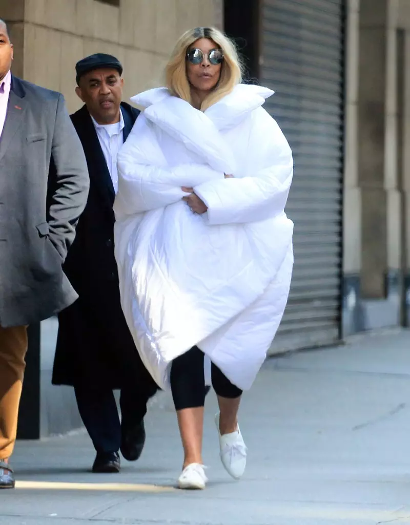 Wendy Williams shkon në pazare ushqimore e veshur me një pallto gjigante në Nju Jork