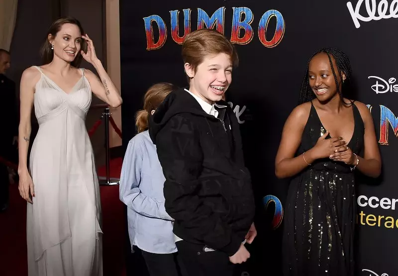 Анжелина Джоли һәм аның балалары Dumbo премьерасы өчен кызыл келәмгә бәрелгәндә елмаялар
