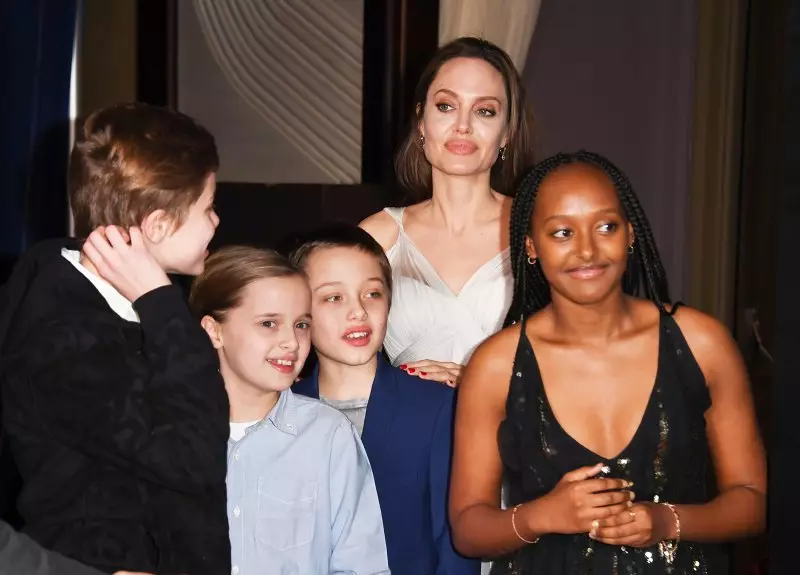 Angelina Jolie ir jos vaikai šypsosi lipdami ant raudonojo kilimo per Dumbo premjerą