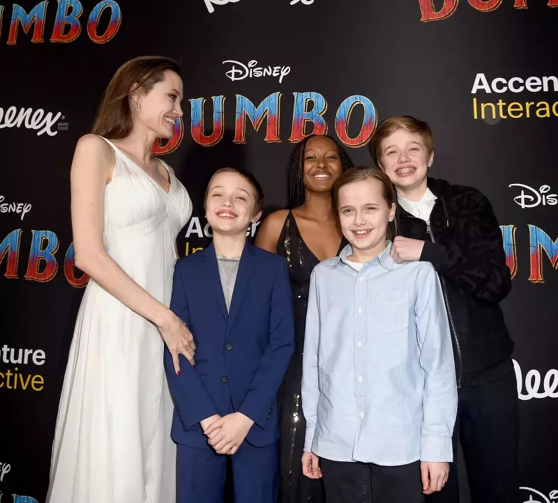 Angelina Jolie ve Çocukları Dumbo Premiere için Kırmızı Halıya Basarken Gülümsüyor