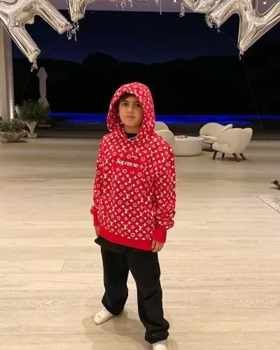 Mason Disick porte un sweat à capuche rouge et des sweats noirs