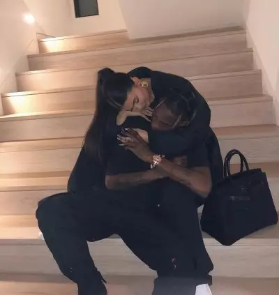 Kylie Jenner en Travis Scott Hugging on the Stairs