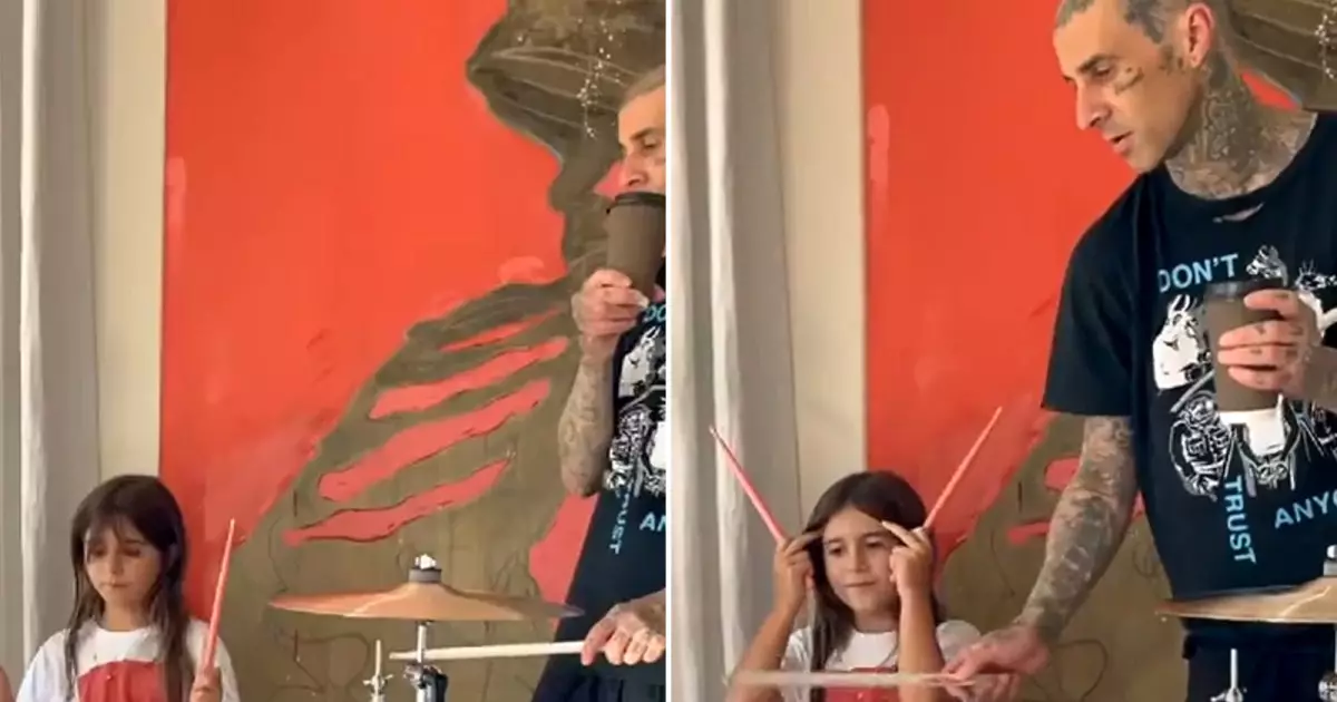 Cabhraíonn Travis Barker le Penelope Disick Foghlaim conas a Drumaí Breithlá a Seinn