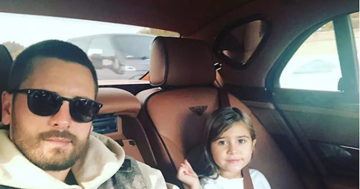 Scott Disick ar a dtugtar 'Ciníoch' ó lucht leanúna tar éis pictiúr de iníon Penelope a phostáil ag tógáil a súl suas i mbialann na hÁise