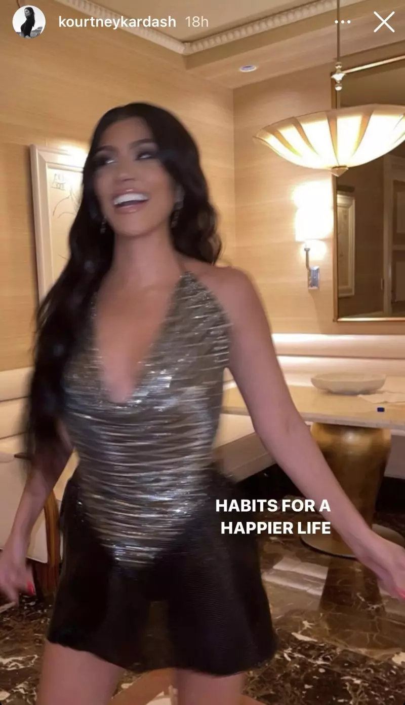 Kourtney Kardashian qhia nws muaj 'Lub Neej Zoo Siab' Amid Scott Disick Shady DM Drama