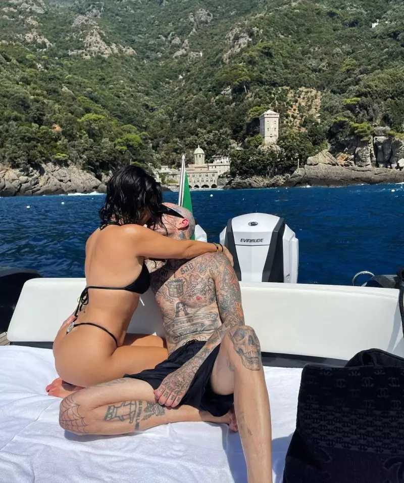 Amanti di Venezia! Kourtney Kardashian e il fidanzato Travis Barker Pack sul palmare in Italia